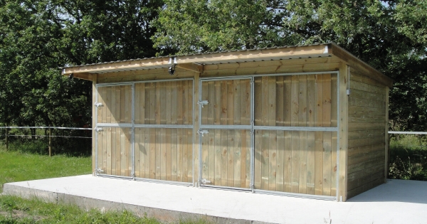 BOXES DE MADEIRA PARA CAVALOS CONFORT - A. do Carmo